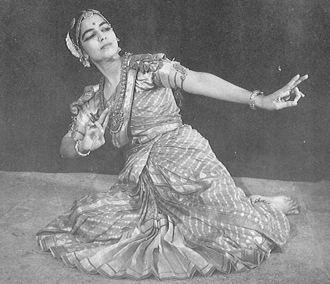 Festive Ripples: Romancing the waves of a Leheriya – Storytellers of Wonder